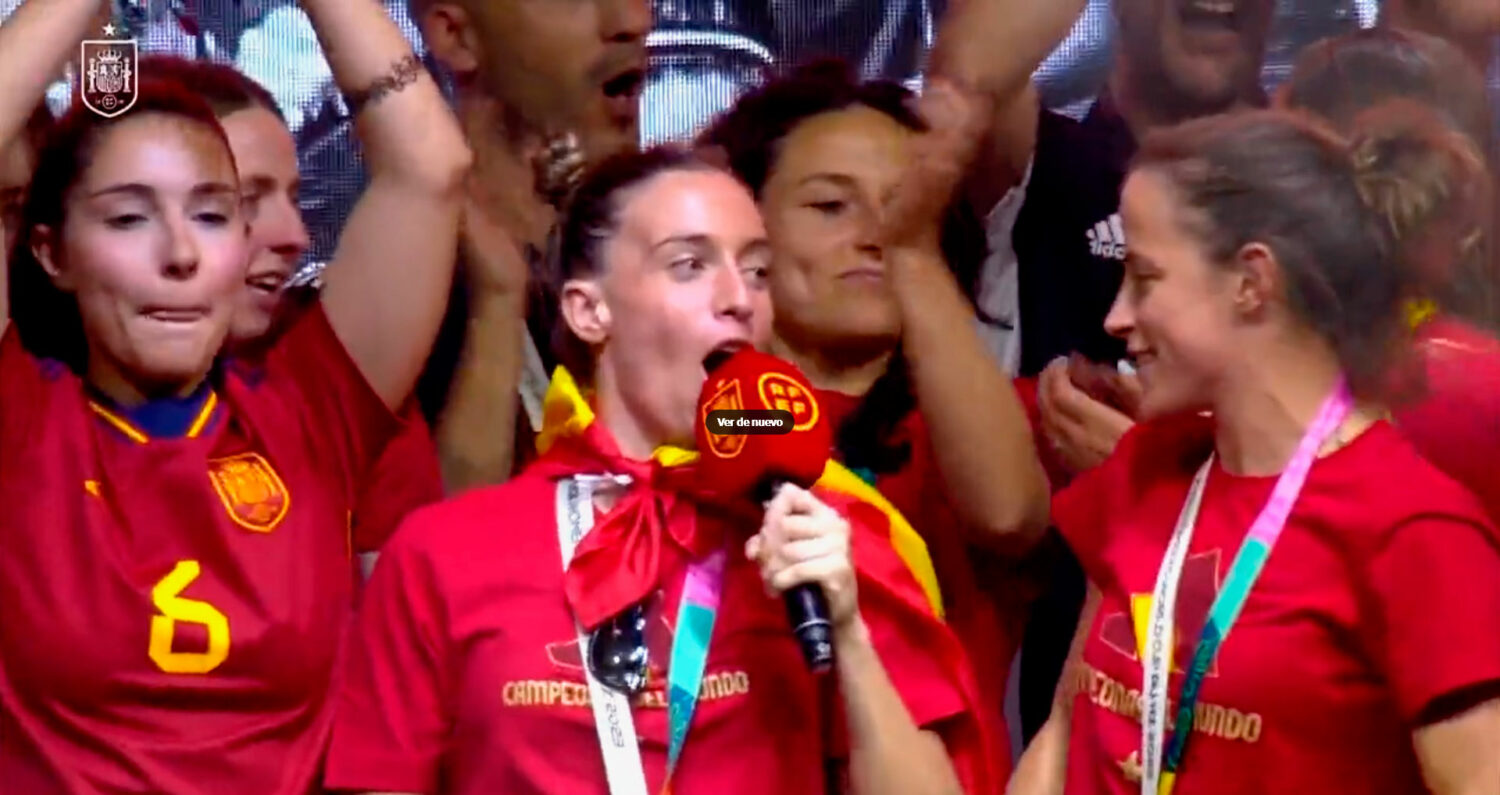 Eva Navarro lo da todo en la fiesta de la Selección